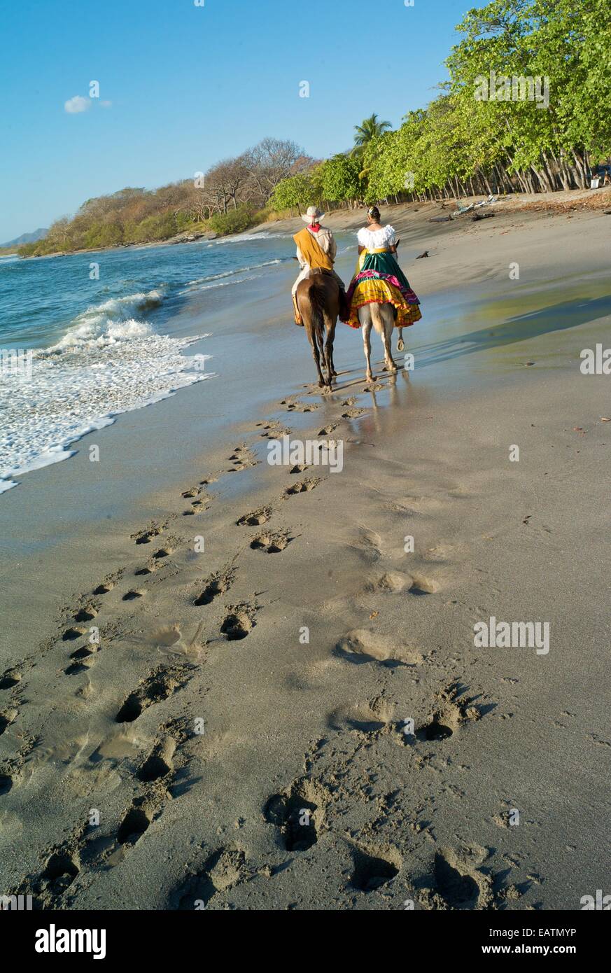 Reiten am strand von costa rica -Fotos und -Bildmaterial in hoher ...