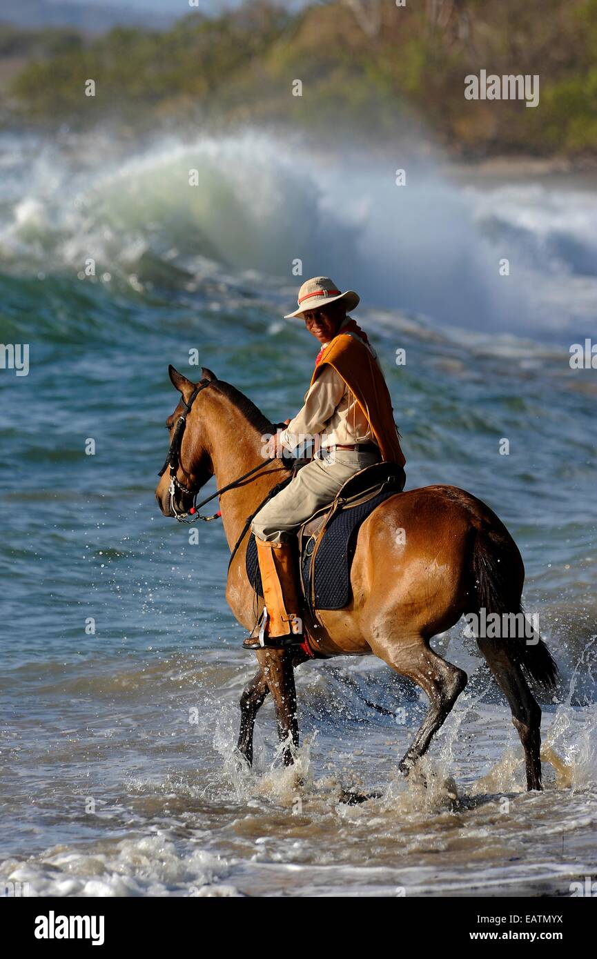 Reiten am strand von costa rica -Fotos und -Bildmaterial in hoher ...