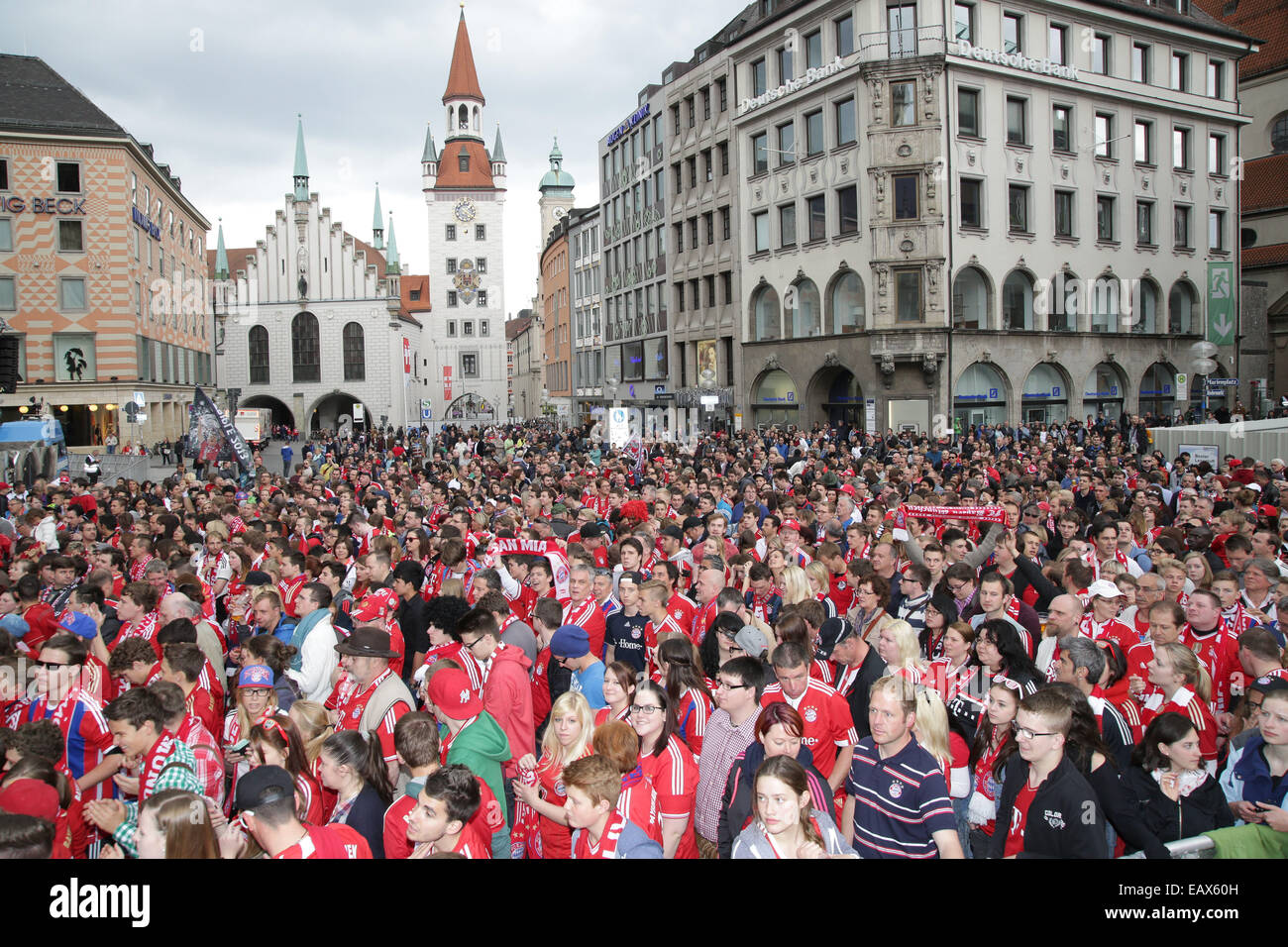 Bayern Muenchen präsentiert die Trophäe an die Fans am Marienplatz nach ...