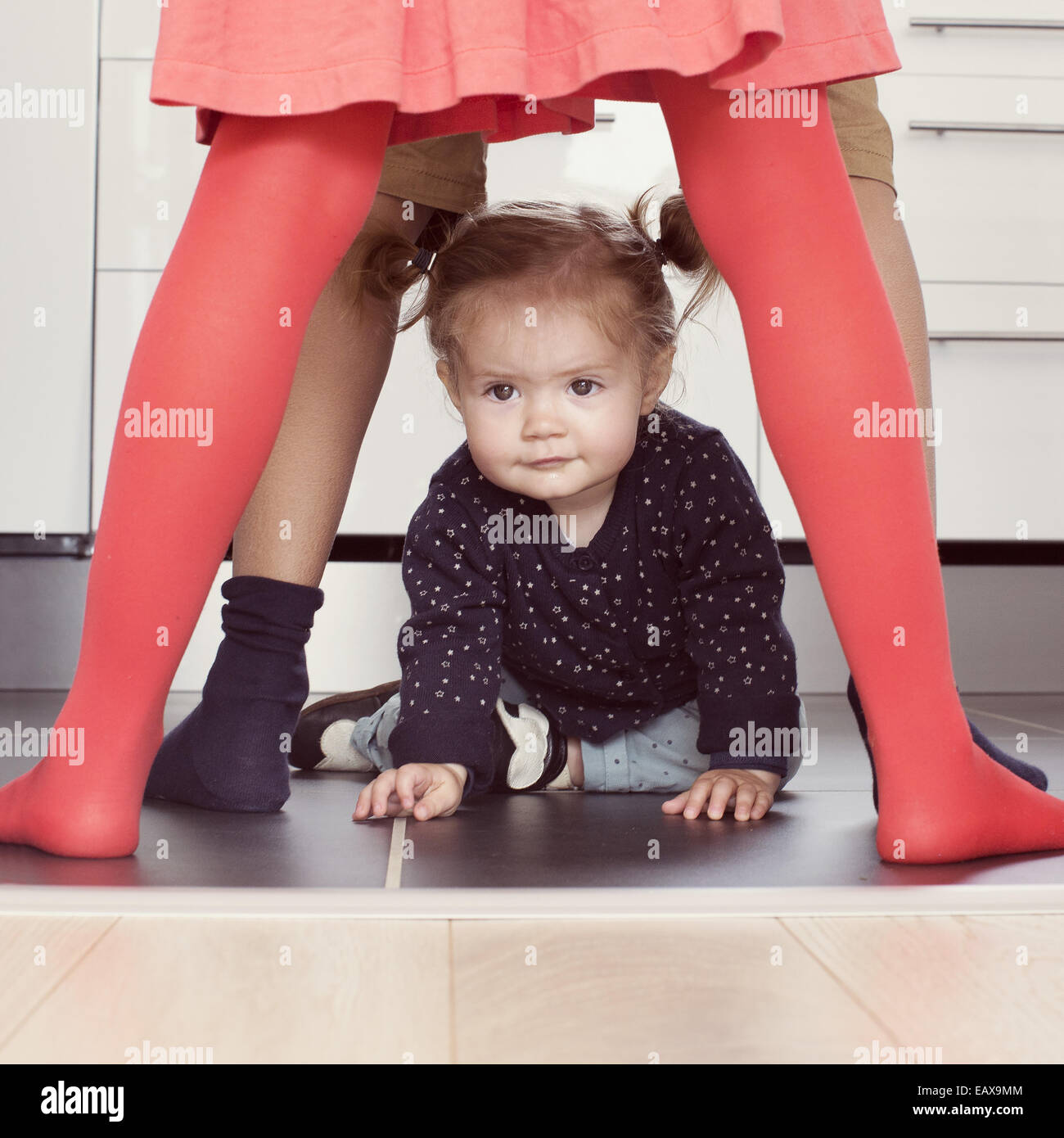 Mädchen mit gespreizten beinen -Fotos und -Bildmaterial in hoher ...