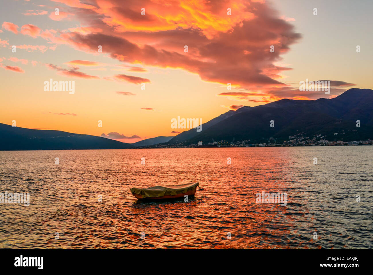 Kleines boot im meer -Fotos und -Bildmaterial in hoher Auflösung – Alamy