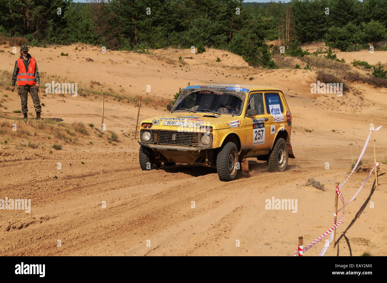 Rennen auf einer Rallye-Raid auf sandigen Dünen. Rallye-Raid Baha ...