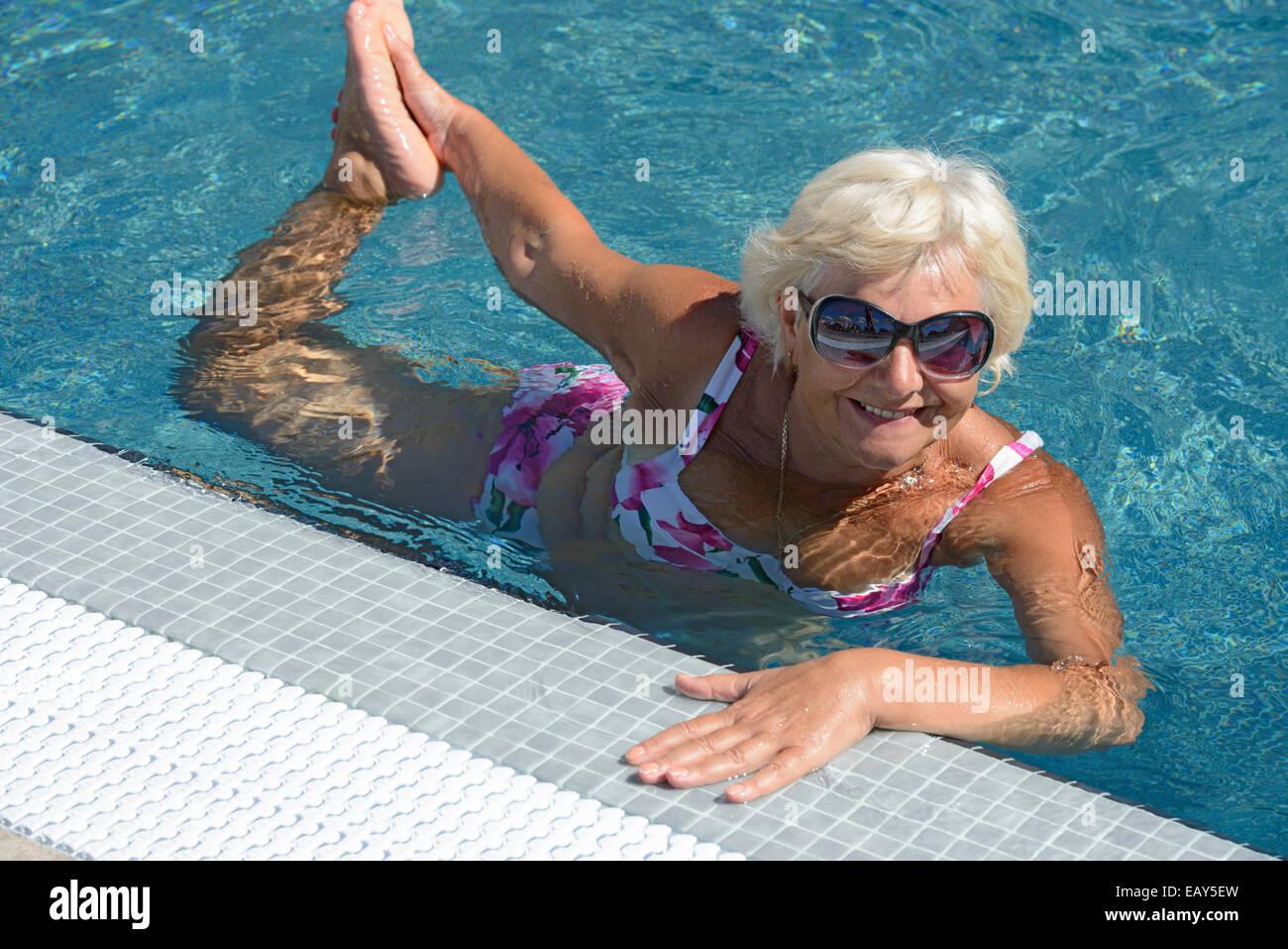 Alte frau bikini -Fotos und -Bildmaterial in hoher Auflösung – Alamy
