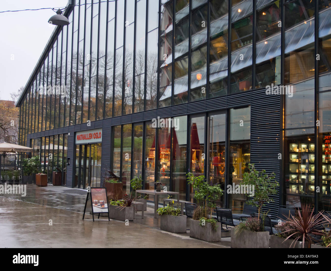 Mathallen Vulcan, Food-Court in Oslo mit vielen Geschäften/Stände mit ...