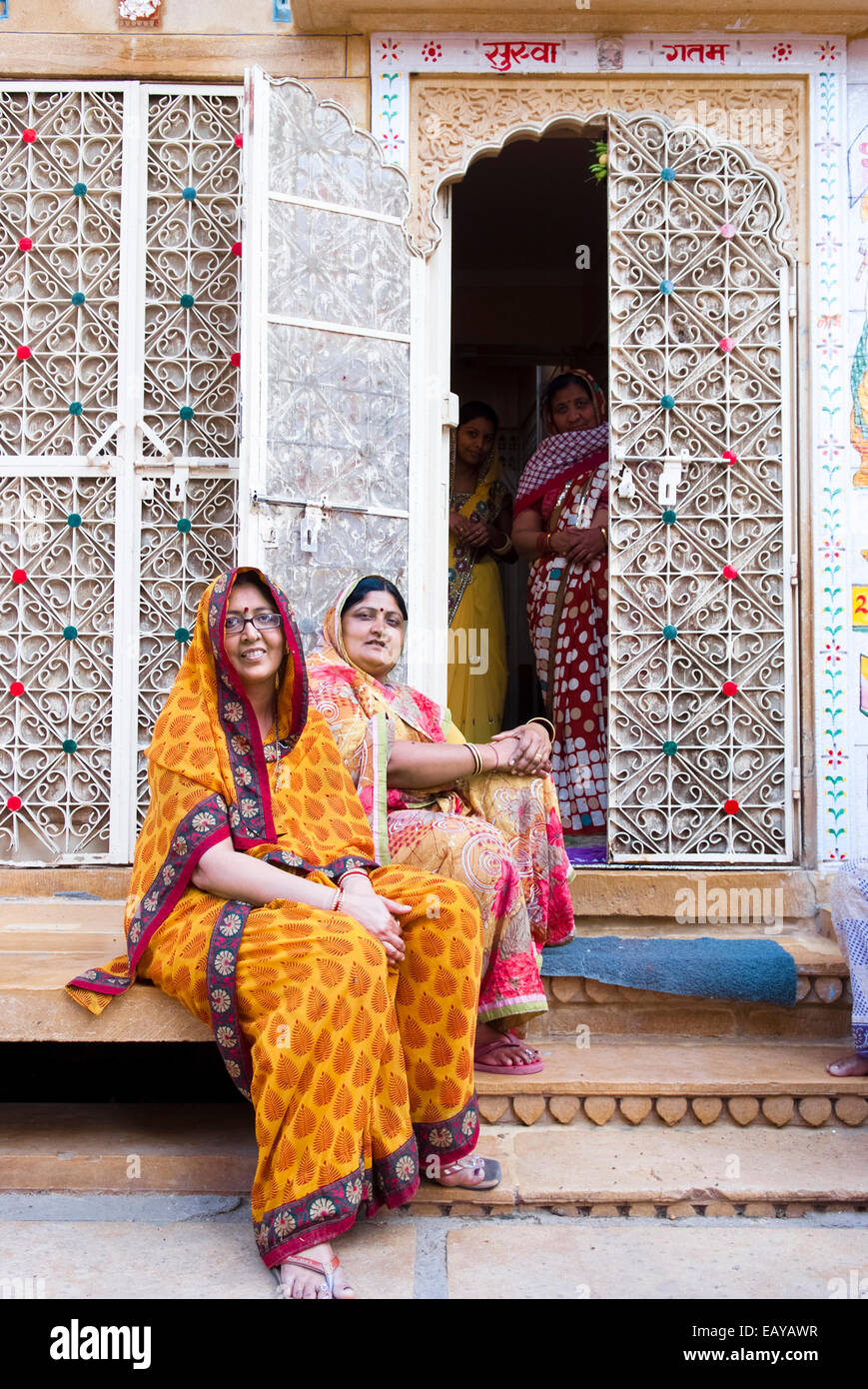 Indische frauen tragen sari -Fotos und -Bildmaterial in hoher Auflösung ...