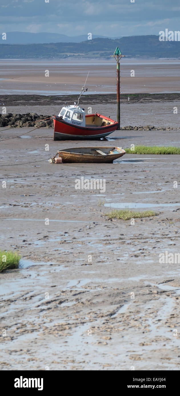 Segeln und Angeln Boote am Strand von Morecambe Bay vor Anker ...
