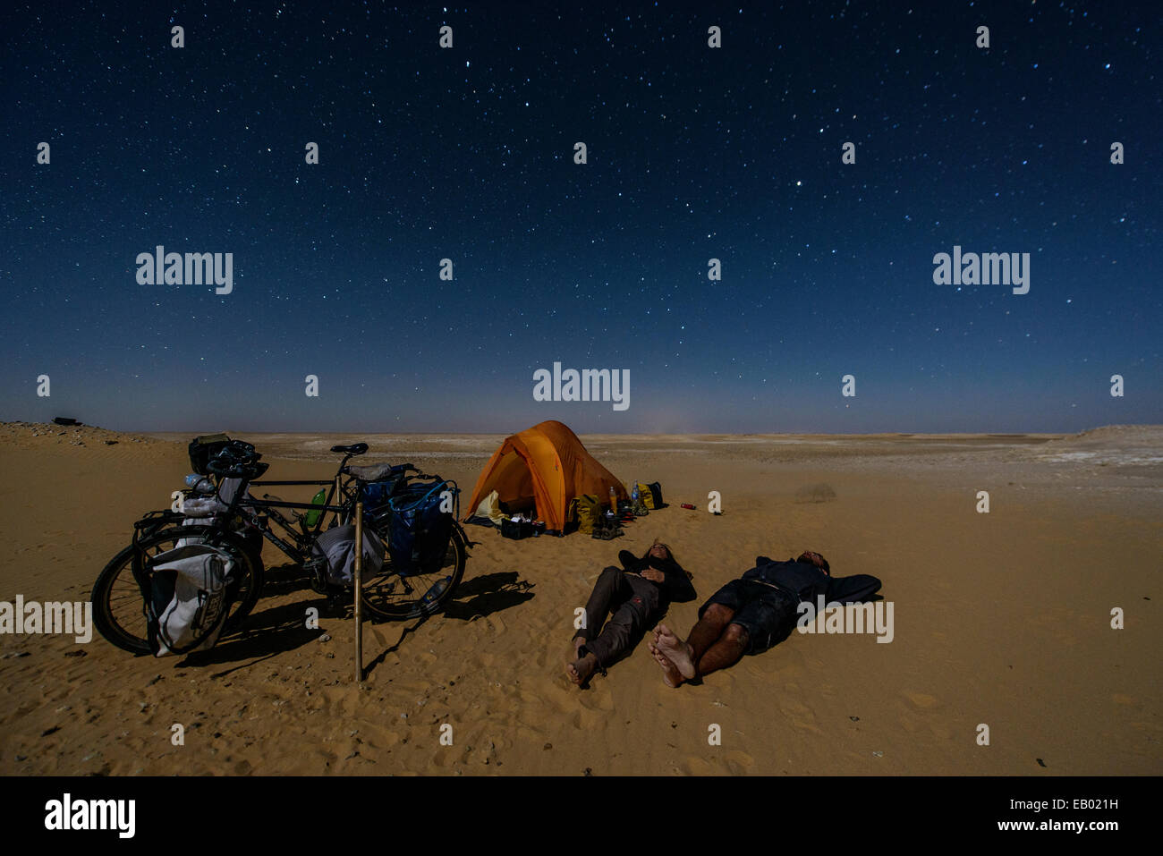 Starry sky sahara desert -Fotos und -Bildmaterial in hoher Auflösung ...