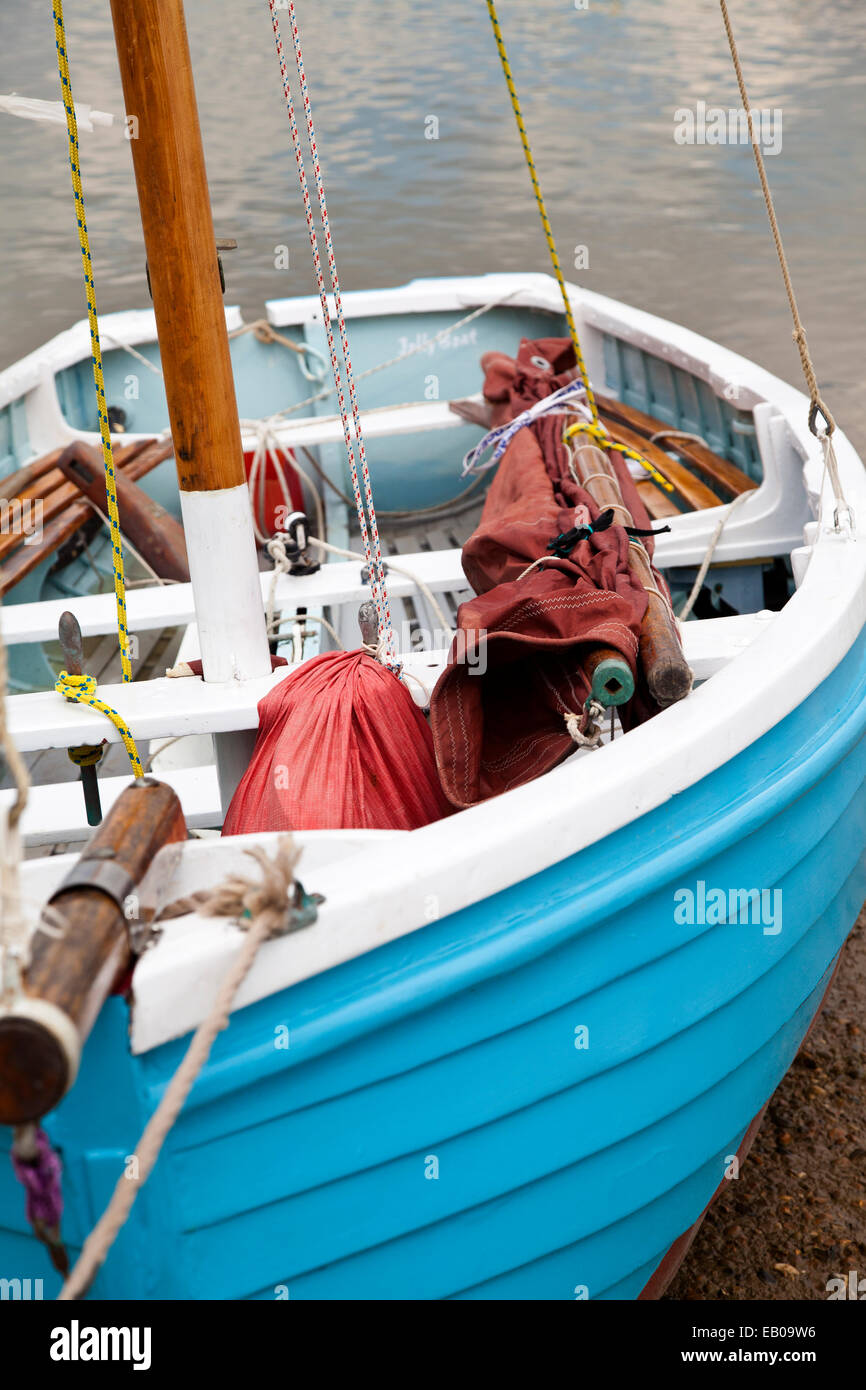 Kleine segelbootboote -Fotos und -Bildmaterial in hoher Auflösung – Alamy