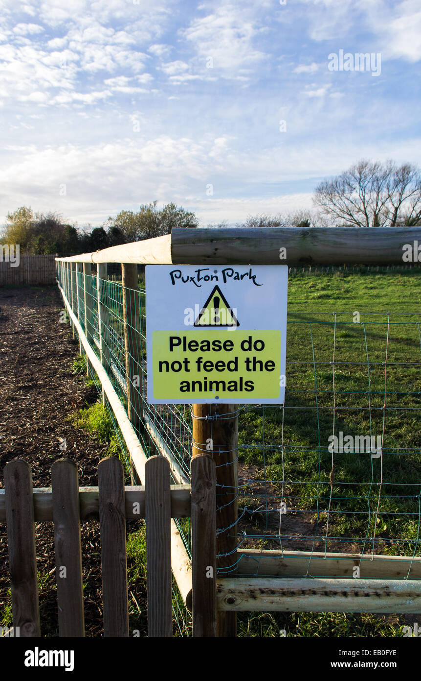 Warning sign feed animals -Fotos und -Bildmaterial in hoher Auflösung ...