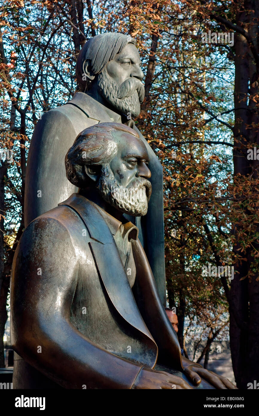 Statue von Marx und Engels, Berlin Stockfotografie - Alamy