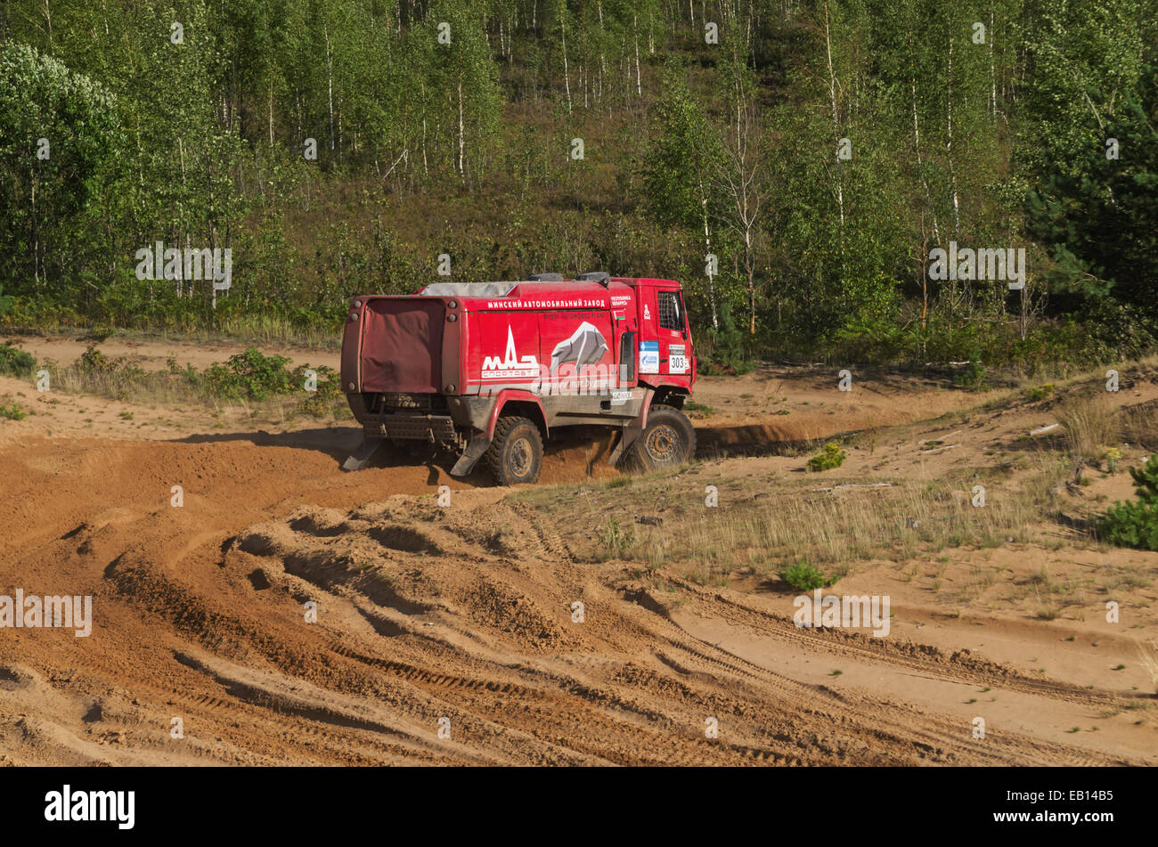 Rennen auf einer Rallye-Raid auf sandigen Dünen. Rallye-Raid Baha ...