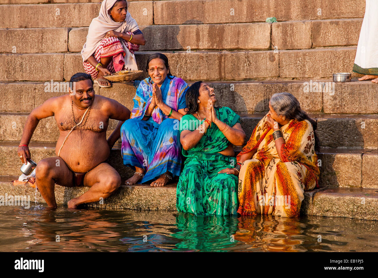 Hindu Pilgrims Bathing In Ganges River In Early Morning Fotos Und