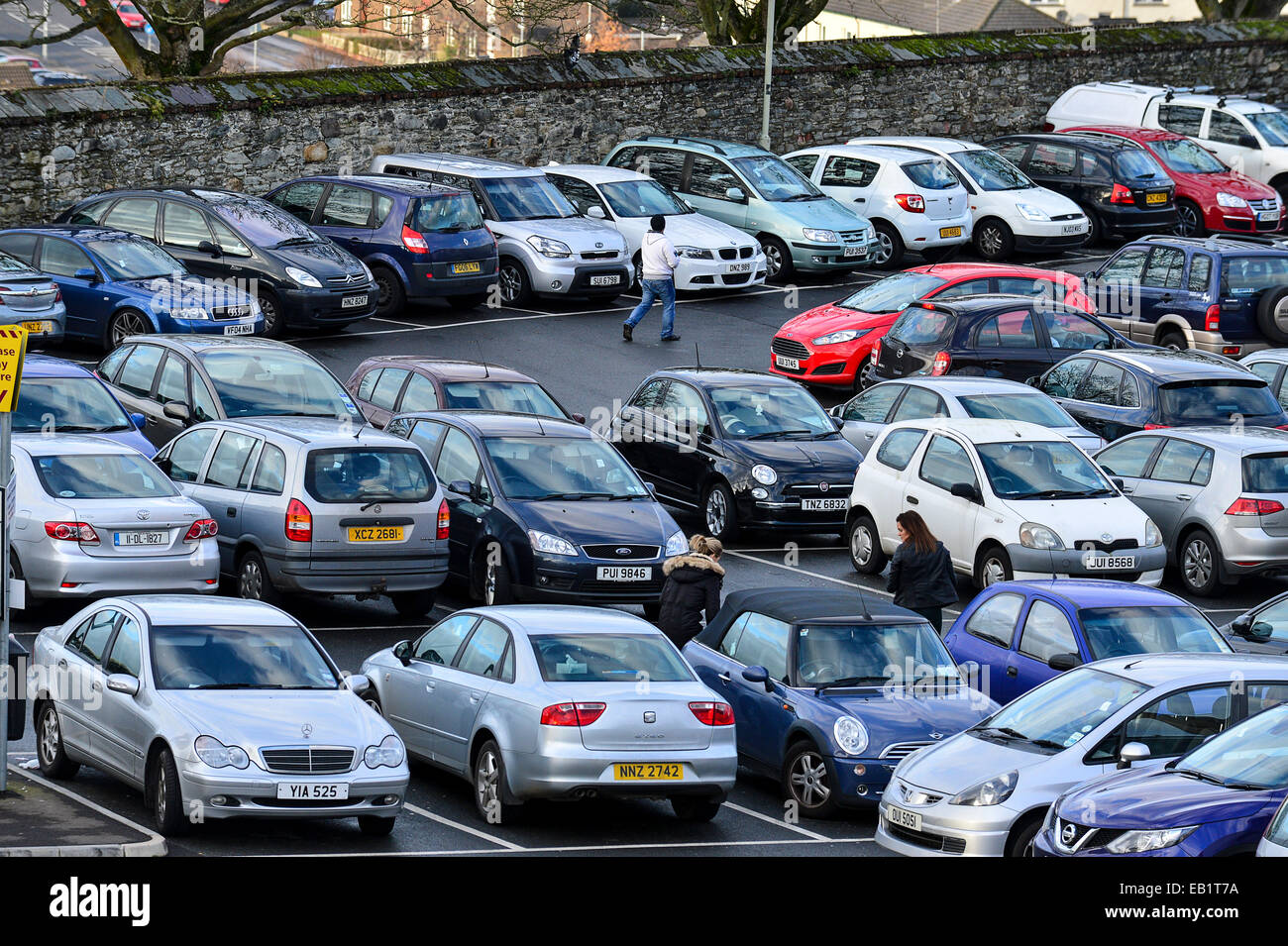 Car park full of cars -Fotos und -Bildmaterial in hoher Auflösung – Alamy