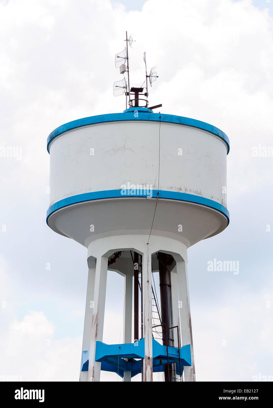 Beton alter wassertank -Fotos und -Bildmaterial in hoher Auflösung – Alamy