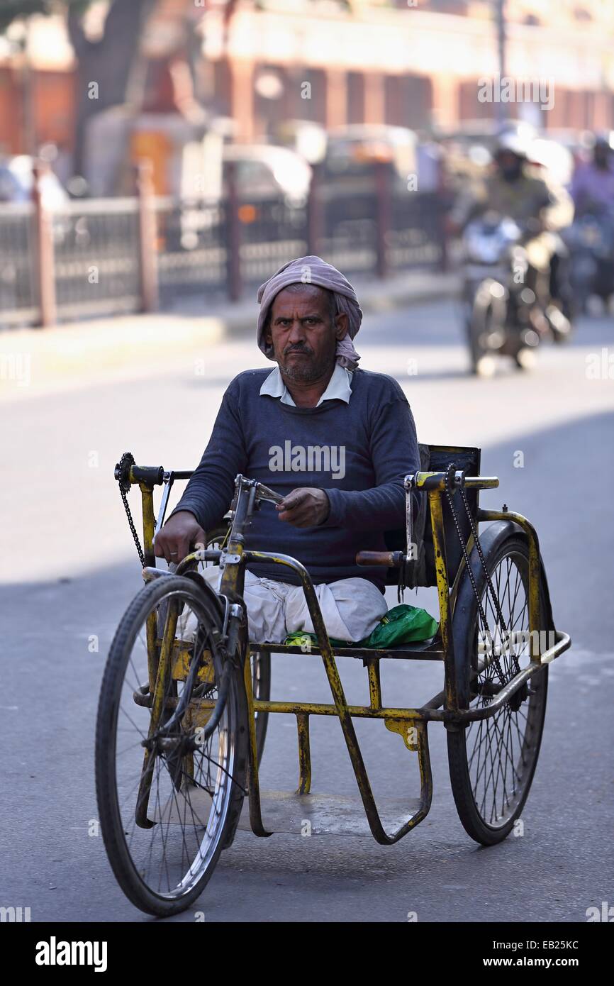 Indian wheelchair man -Fotos und -Bildmaterial in hoher Auflösung – Alamy