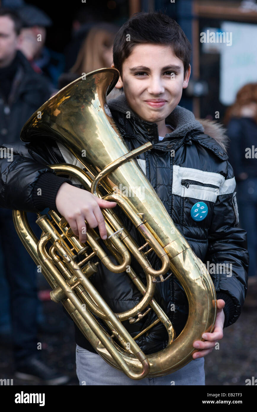 Junge mit einer Tuba. Musik, Tanz, Party und Kostüme im Karneval von ... Junge mit einer Tuba. Musik, Tanz, Party und Kostüme im Karneval von ...