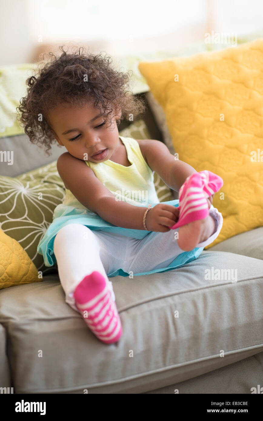 Zieht die socke an -Fotos und -Bildmaterial in hoher Auflösung – Alamy