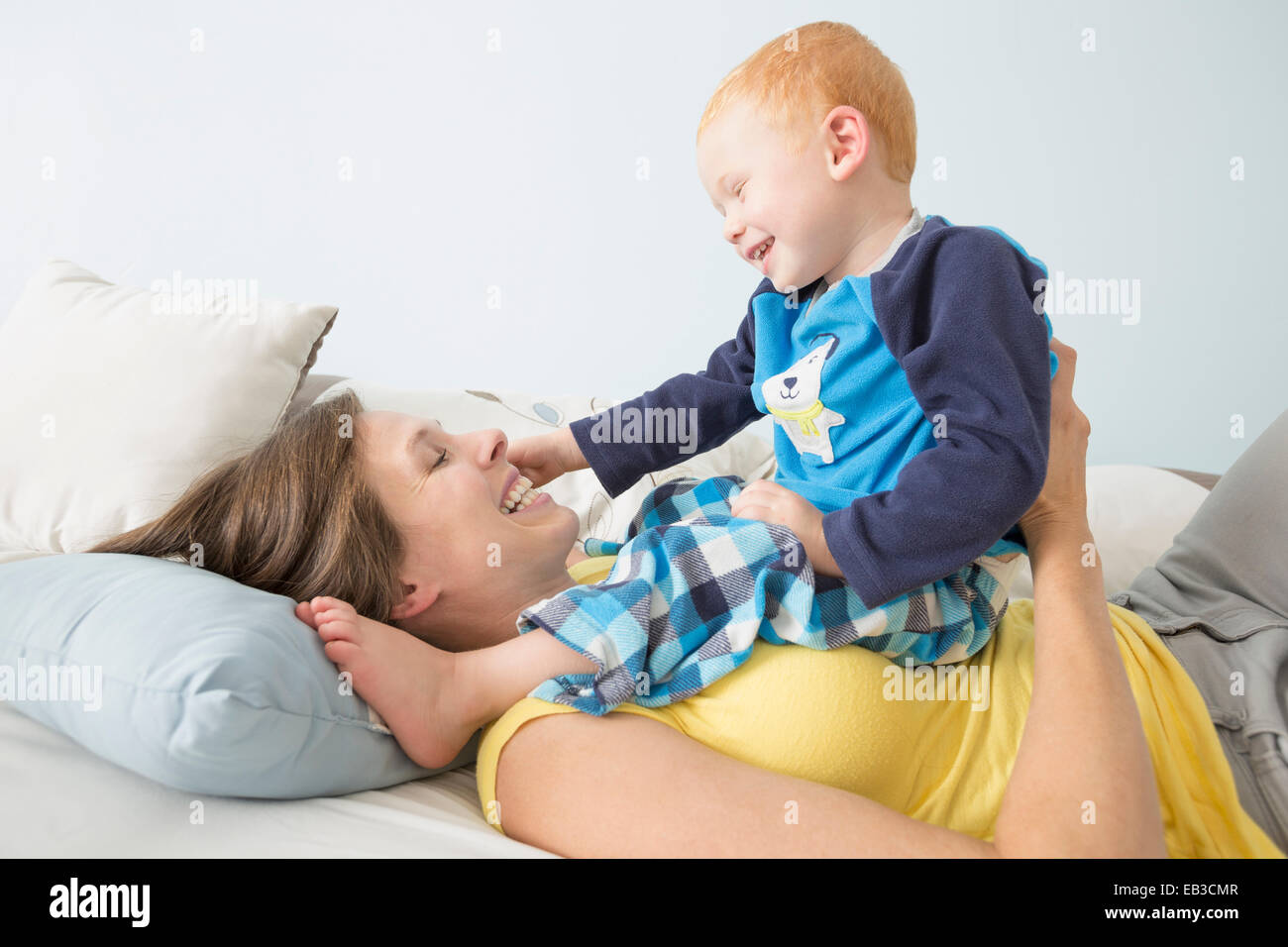 Mutter sohn bett -Fotos und -Bildmaterial in hoher Auflösung – Alamy