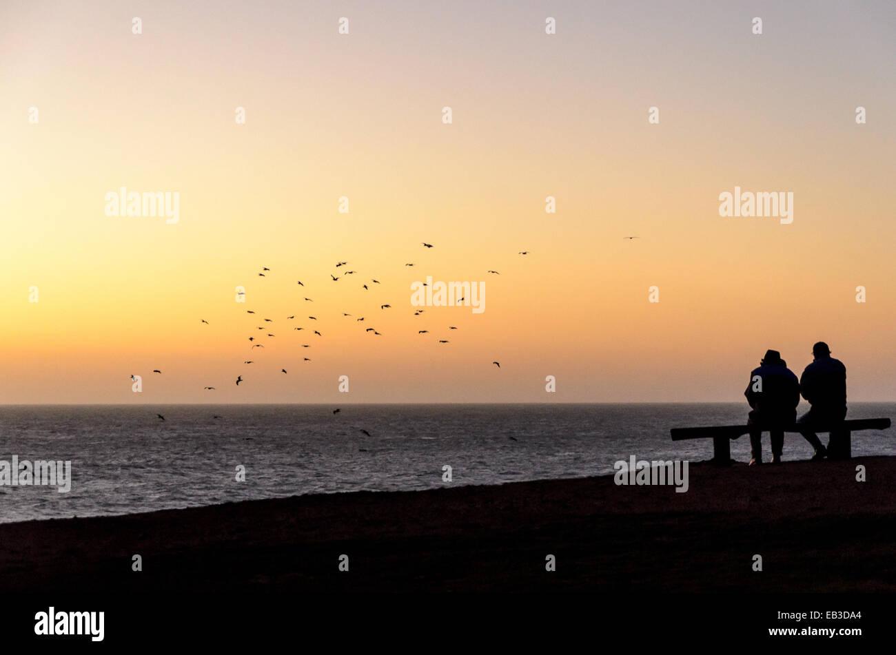 Chile, zwei Personen am Strand bei Sonnenuntergang Stockfotografie - Alamy