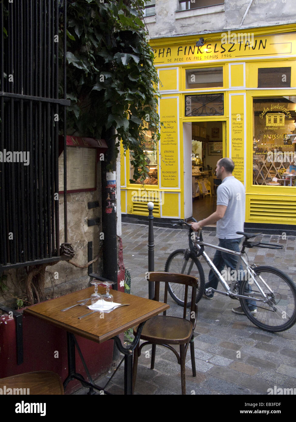 Paris Cafe Le Marais Stockfotos und -bilder Kaufen - Alamy