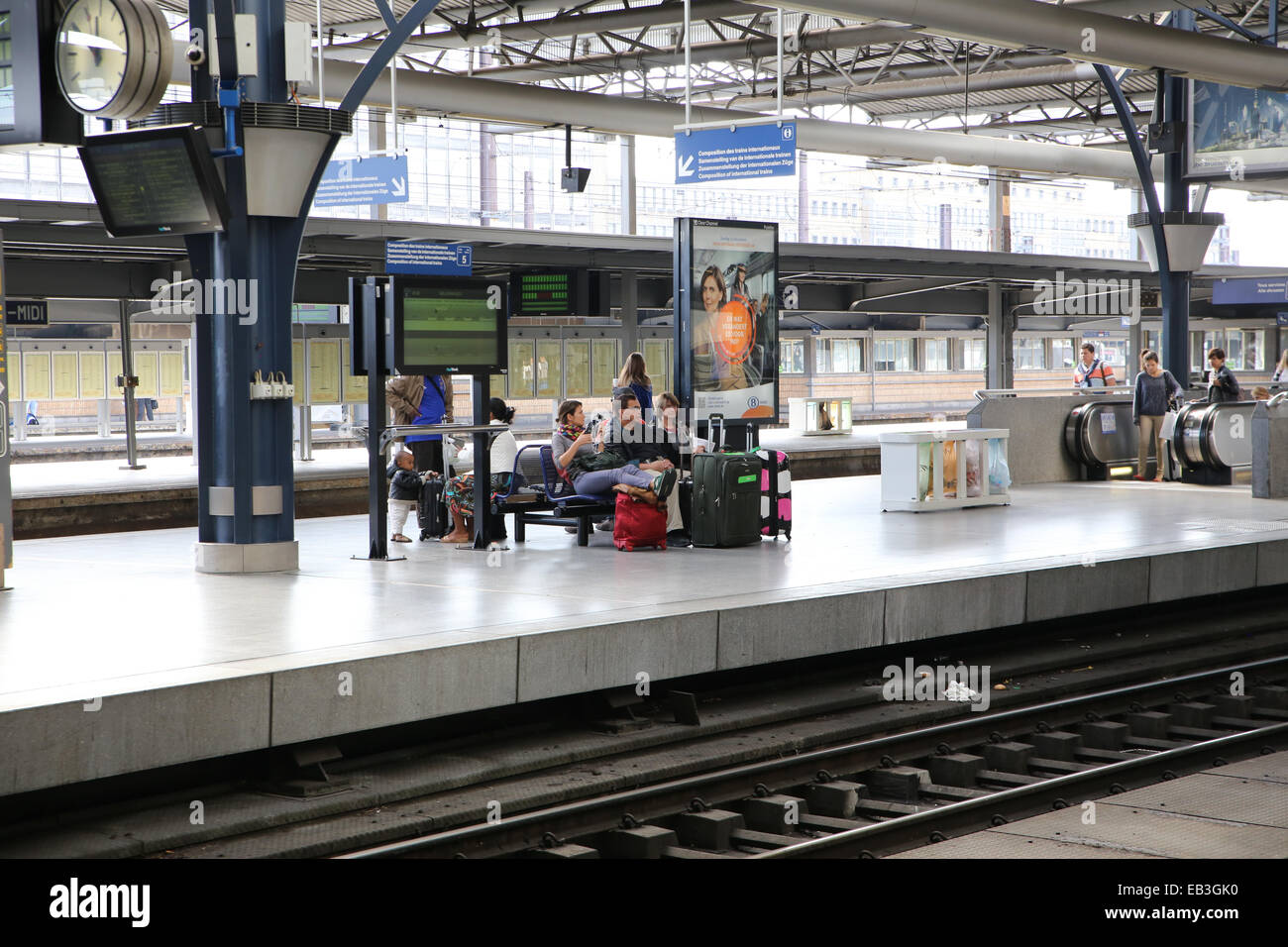 Bahnhof bahnsteig -Fotos und -Bildmaterial in hoher Auflösung – Alamy