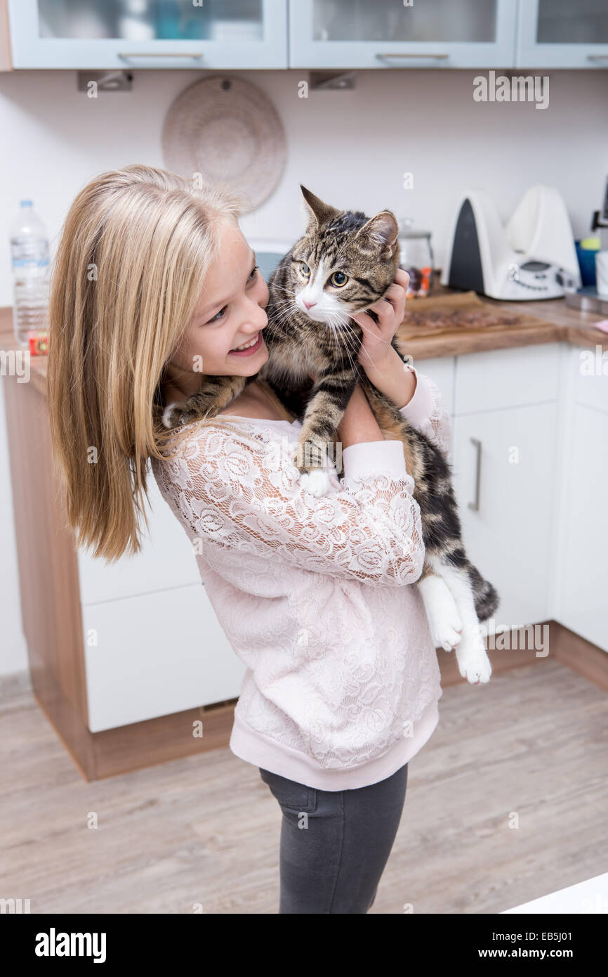Mädchen mit der katze -Fotos und -Bildmaterial in hoher Auflösung – Alamy