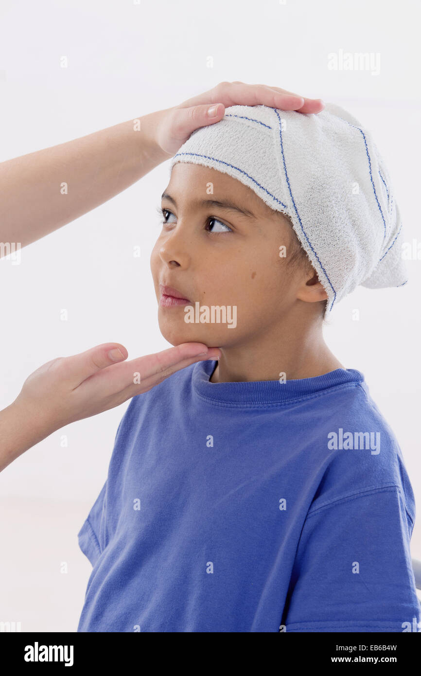 Bandage head child -Fotos und -Bildmaterial in hoher Auflösung – Alamy