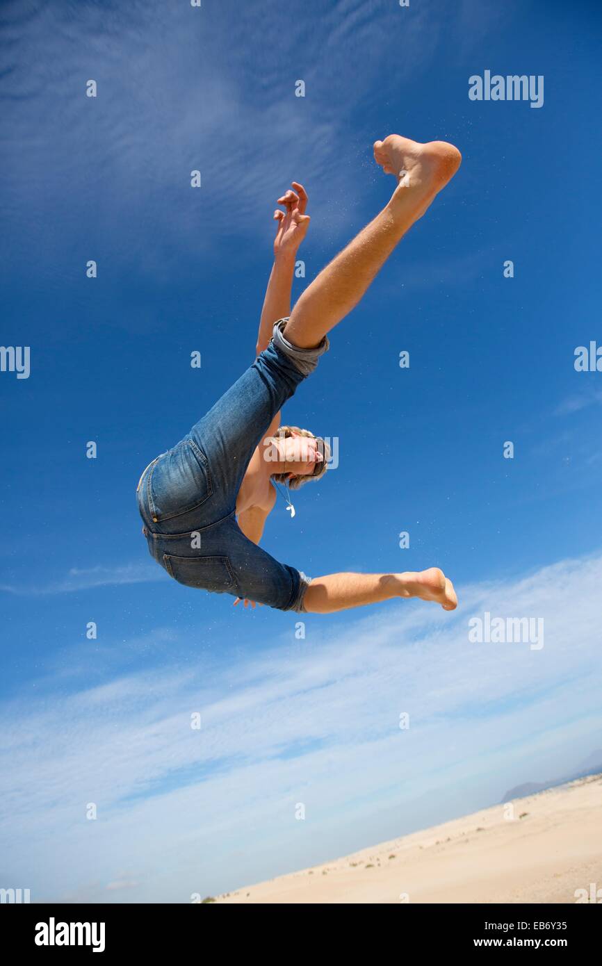 Teenager über die Dünen in die Luft springen Stockfotografie - Alamy
