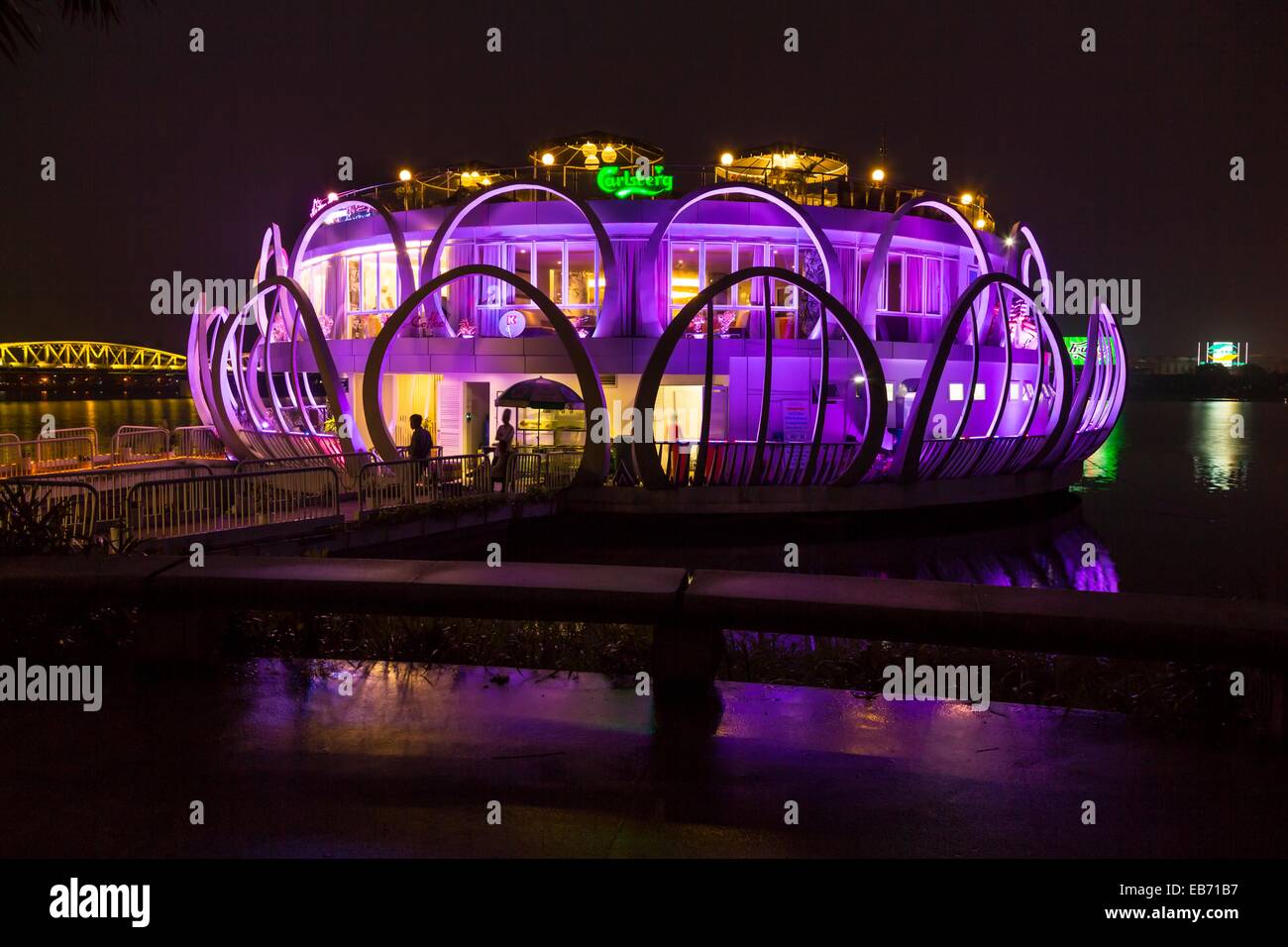Hue song huong floating restaurant -Fotos und -Bildmaterial in hoher ...