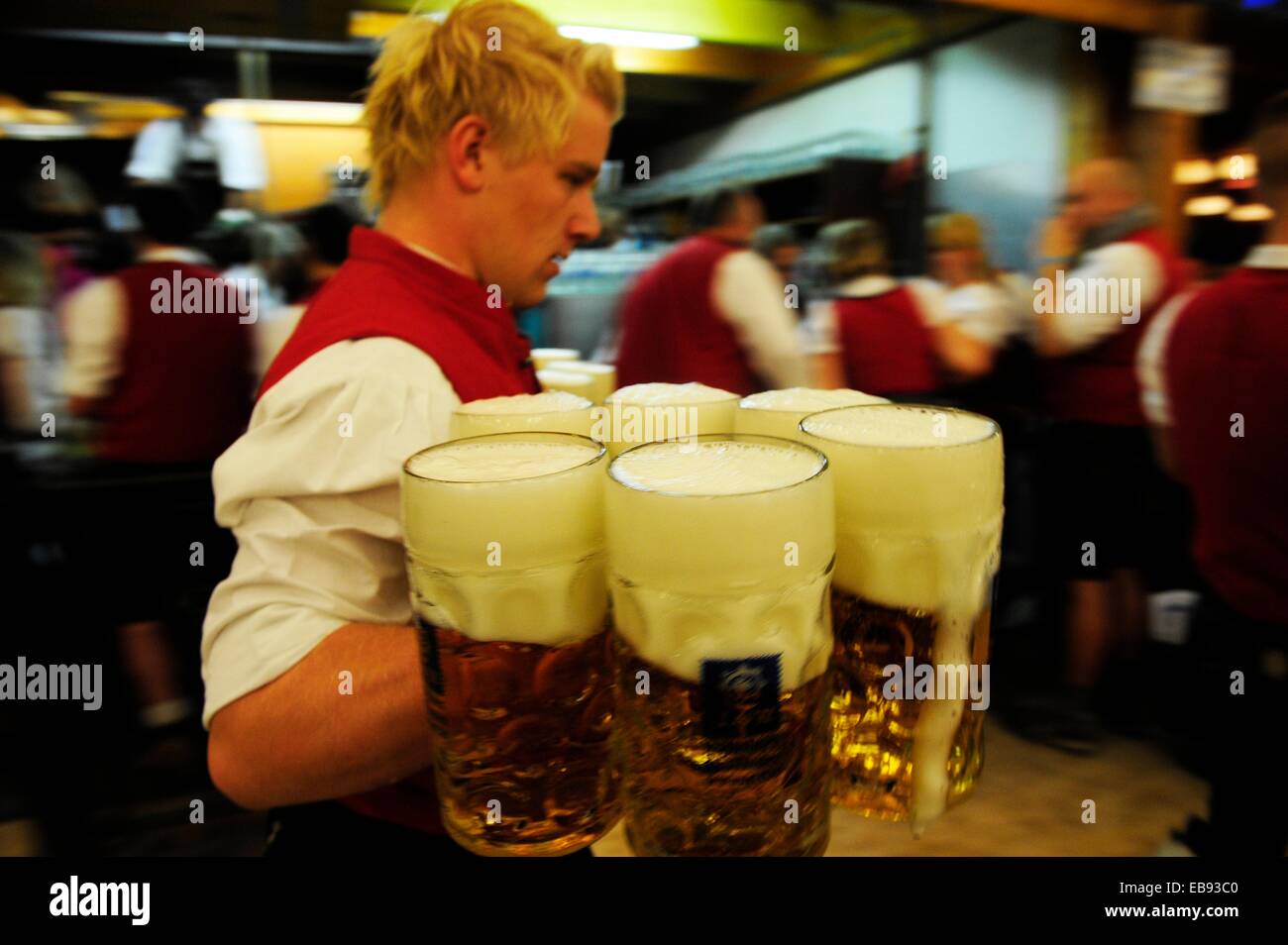 Oktoberfest man carrying -Fotos und -Bildmaterial in hoher Auflösung ...