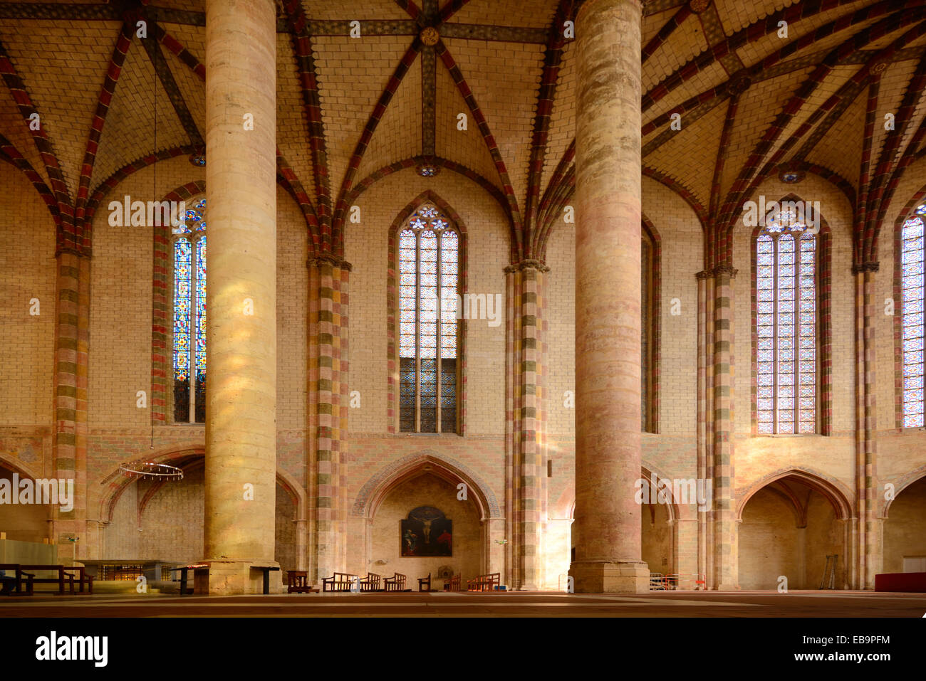 Kirchenschiff Interieur & Spalten der gotische und romanische Kirche ...