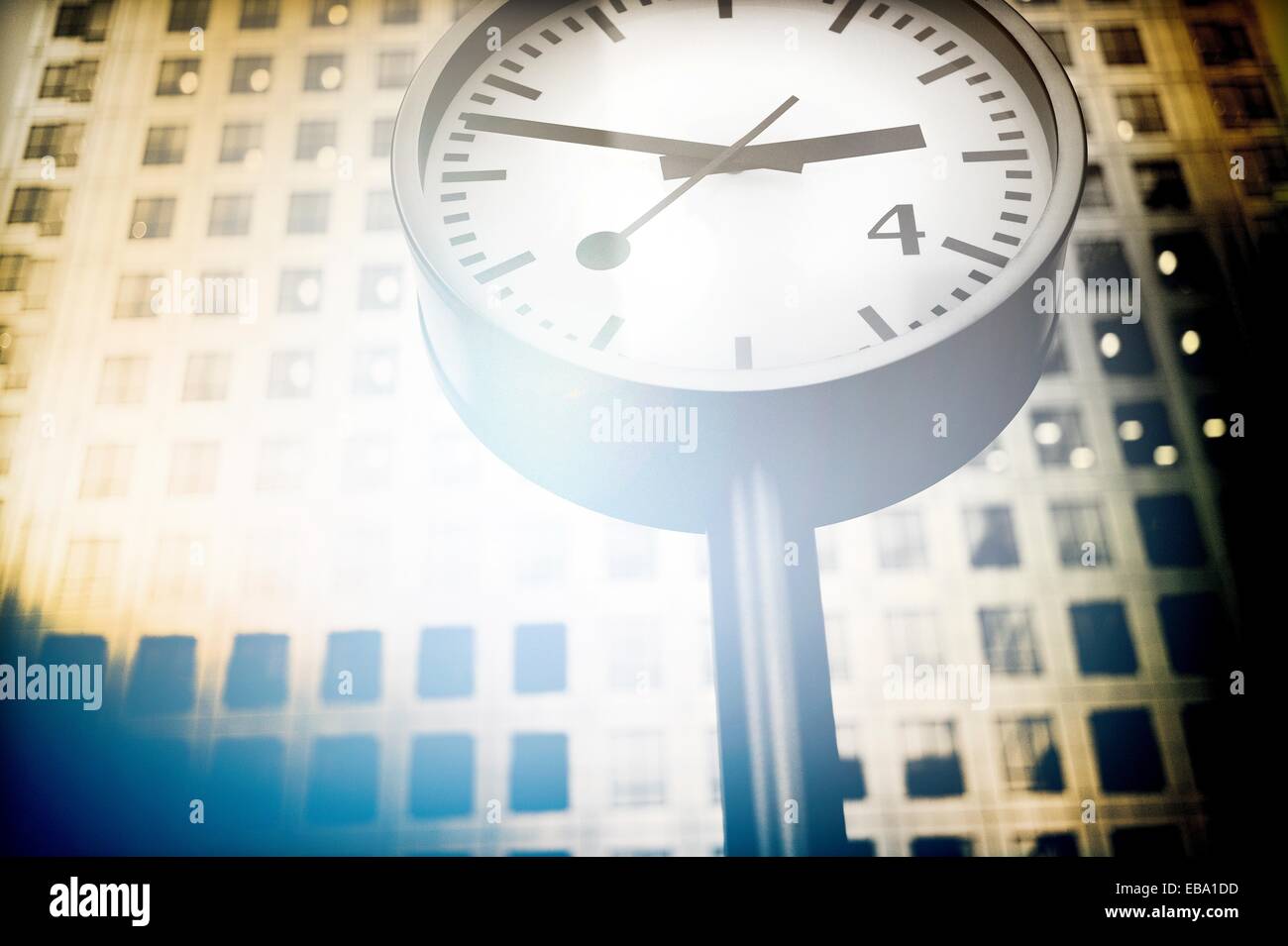 Reloj Con Fachada al Fondo de Docklands, Inglaterra, Londres, Canary ...