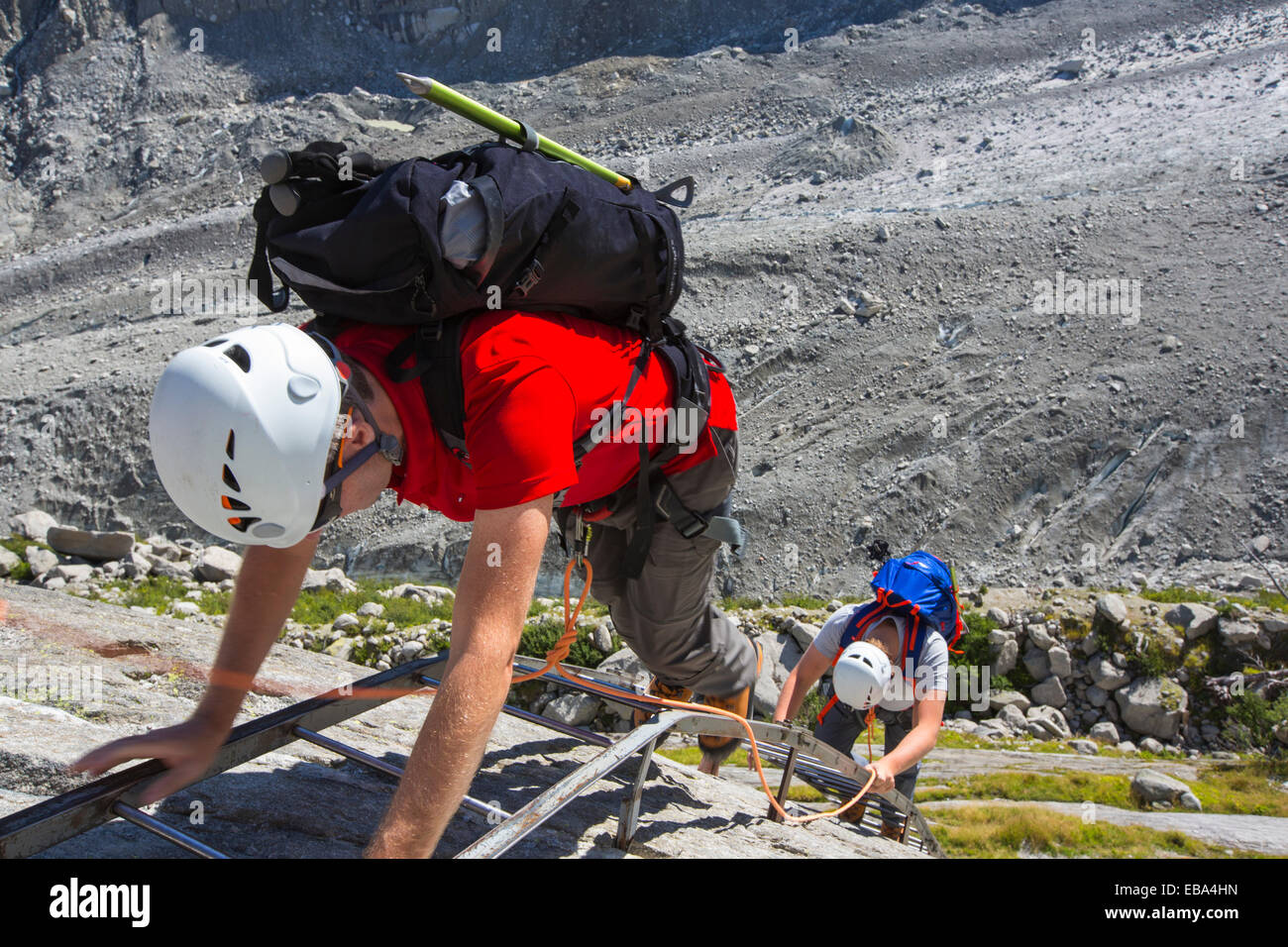 Bergsteiger steigen Leitern nach unten auf das Mer De Glace aus nahe ...