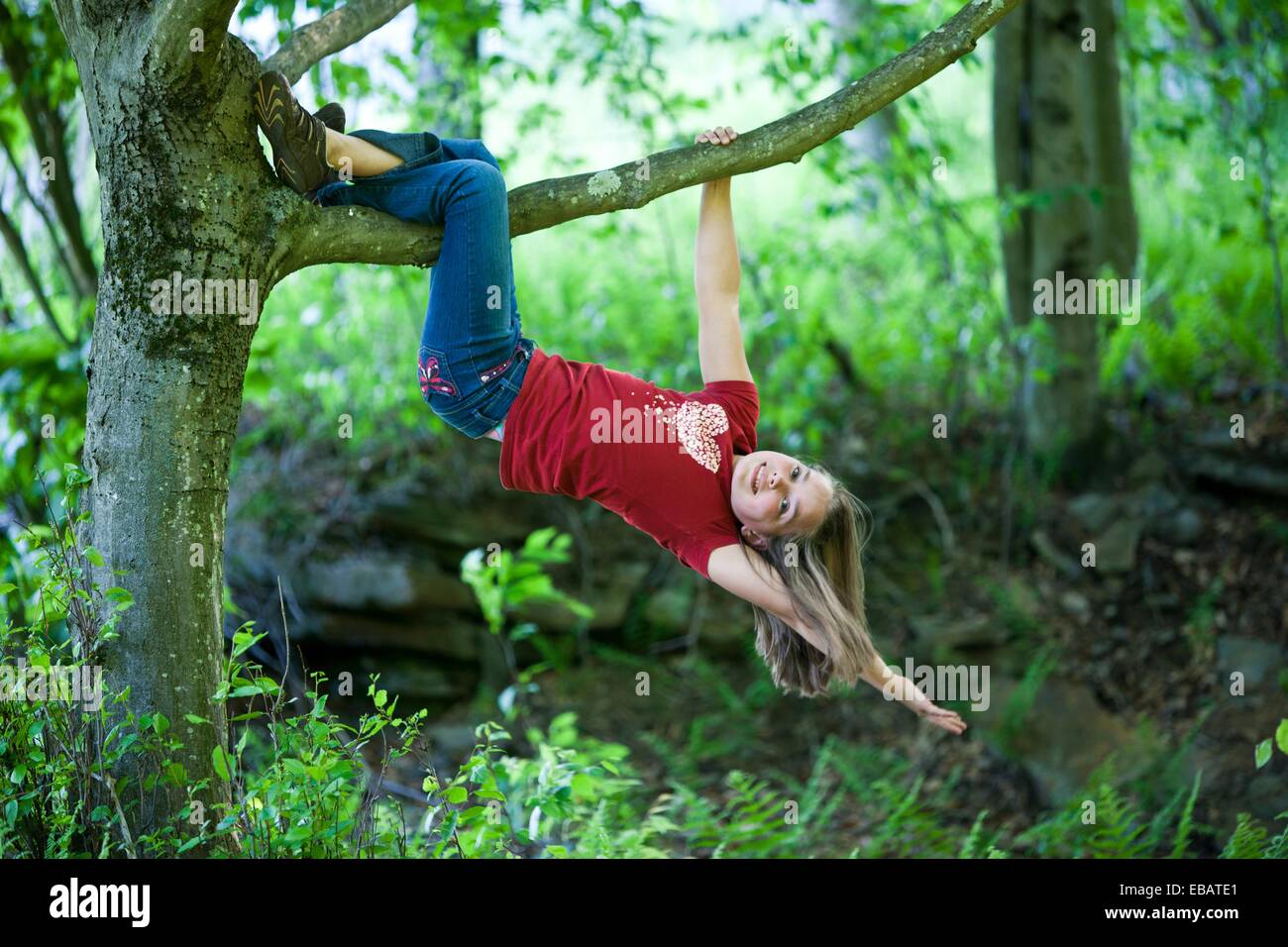 Girl Hanging Upside Down From Tree Stockfotos und -bilder Kaufen - Alamy