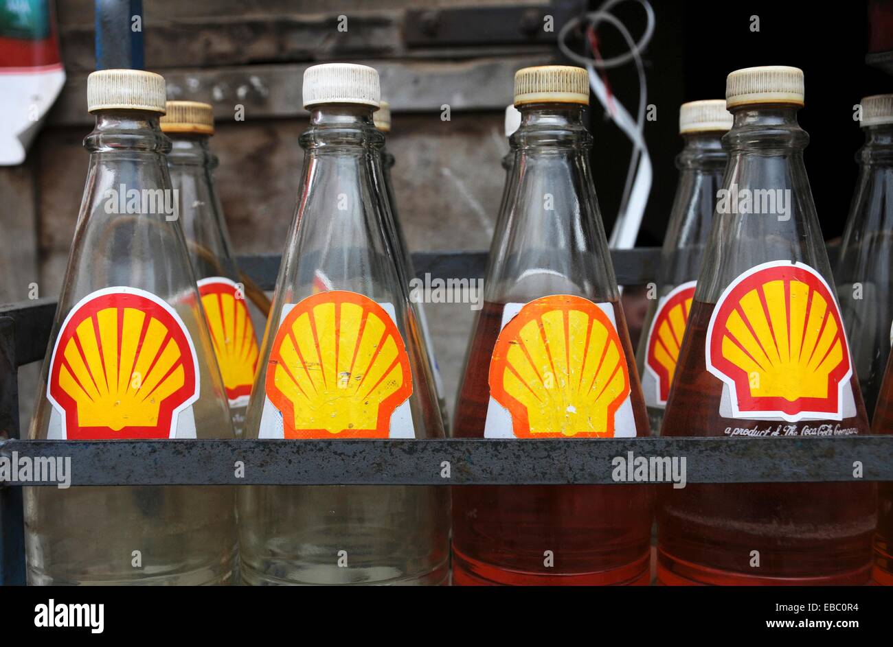 Flaschen mit Shell-Logo an einer Tankstelle in Battambang ...