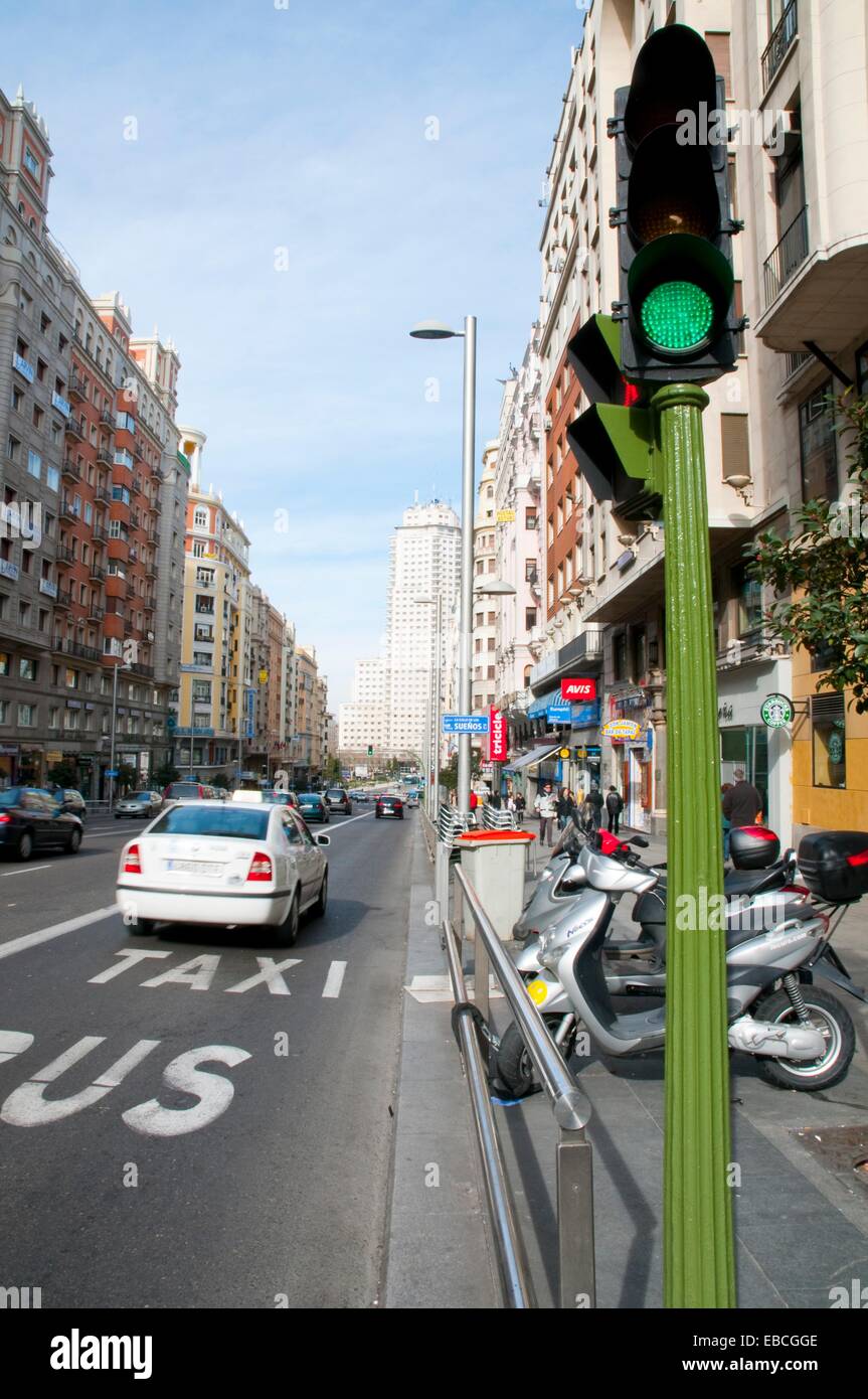 Bus und taxi lane gran via -Fotos und -Bildmaterial in hoher Auflösung ...