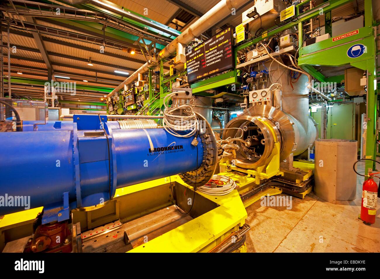 Large hadron collider cern tunnel -Fotos und -Bildmaterial in hoher ...
