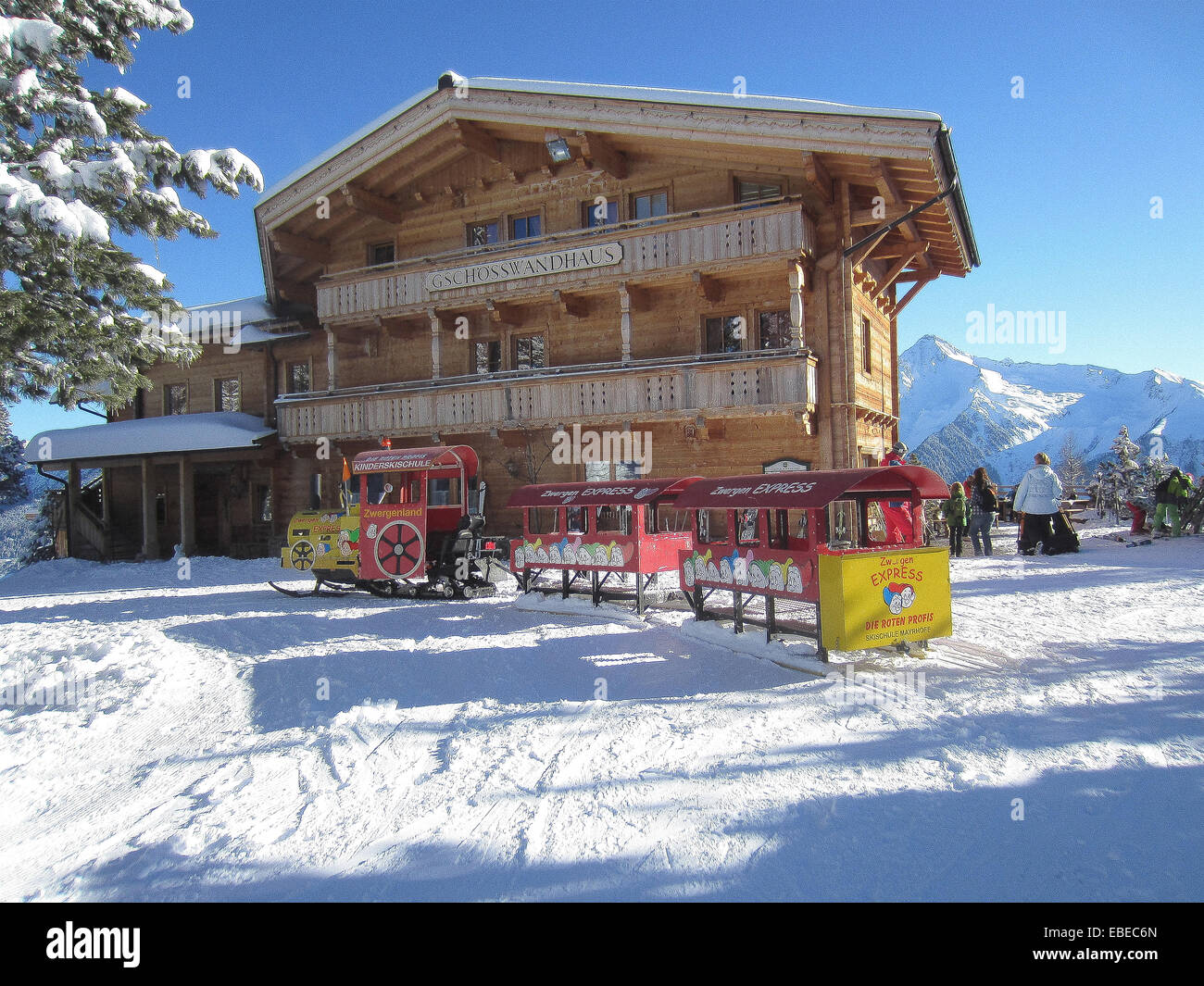 Dieses Foto stammt aus Dezember 2013 und zeigt die Skischule, die junge ...