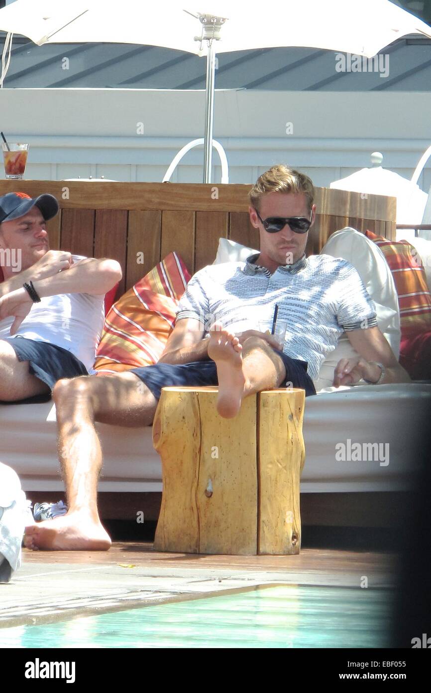 Peter Crouch und Abbey Clancy verbringen den Tag am Pool, trinken mit ...