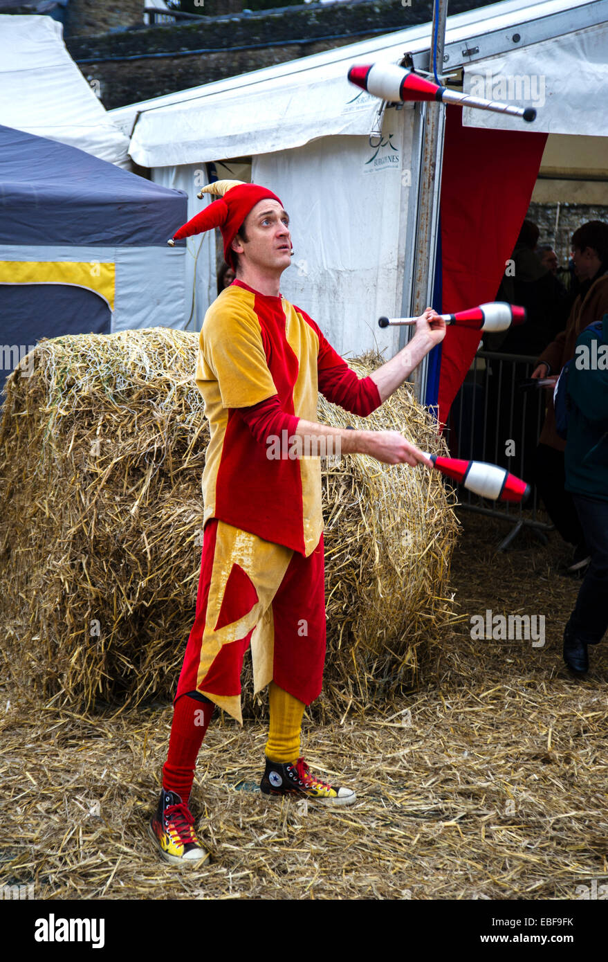 Jester juggler juggling -Fotos und -Bildmaterial in hoher Auflösung – Alamy