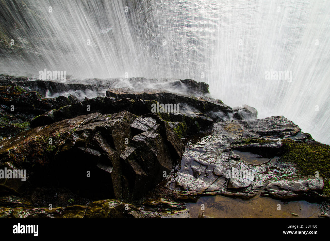 Hinter dem Wasserfall. Dieses Foto wurde hinter einem Wasserfall, auf ...
