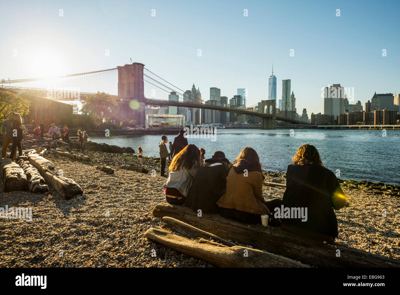 Fulton Ferry State Park auf dem East River, die Brooklyn Bridge und ...