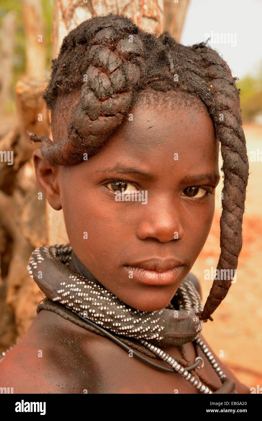 Himba-Mädchen mit typische Frisur, Omuramba, Kaokoland, Kunene, Namibia ...
