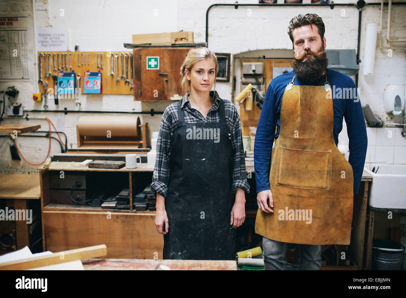 Porträt der Handwerker und Frau in der Orgelwerkstatt Stockfotografie ...