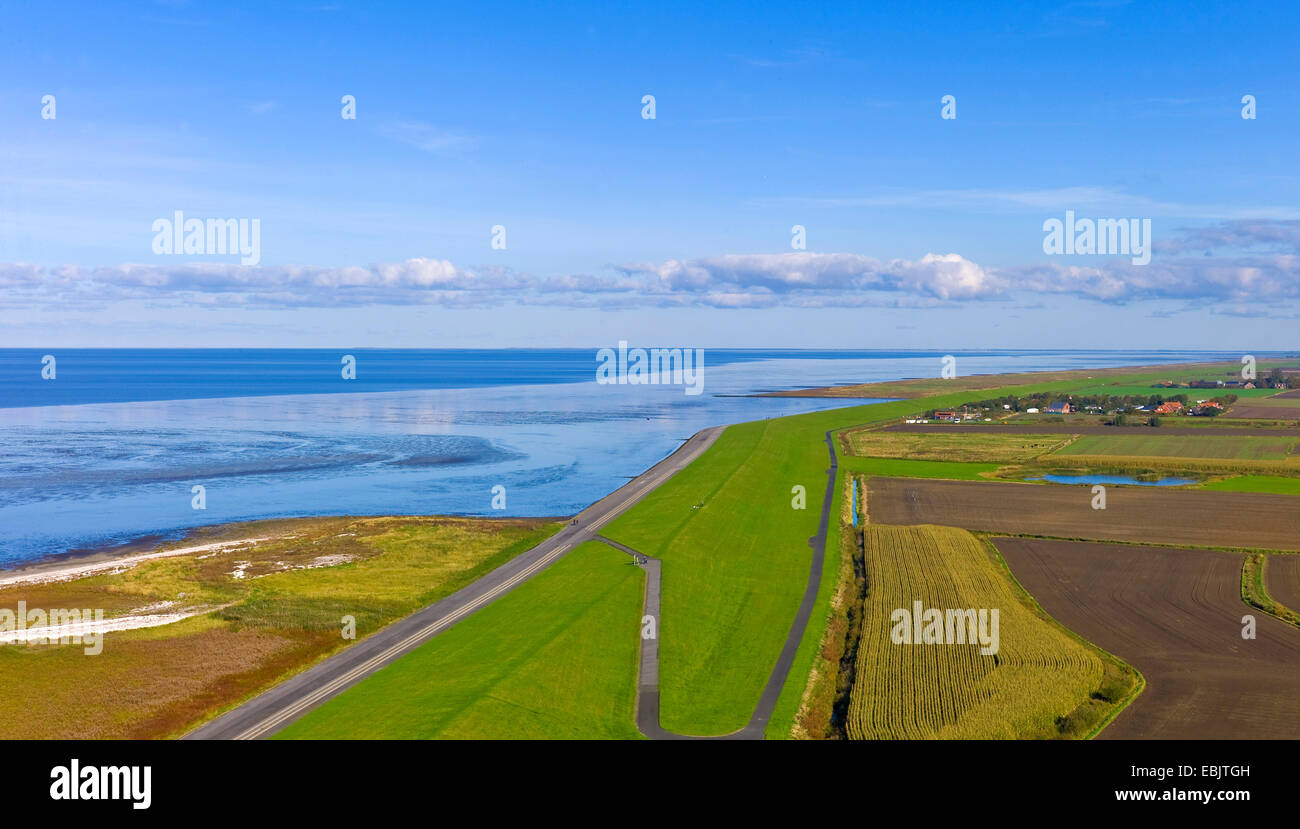 Blick auf einen Nordsee Deich vom Campener Leuchtturm, Campen ...