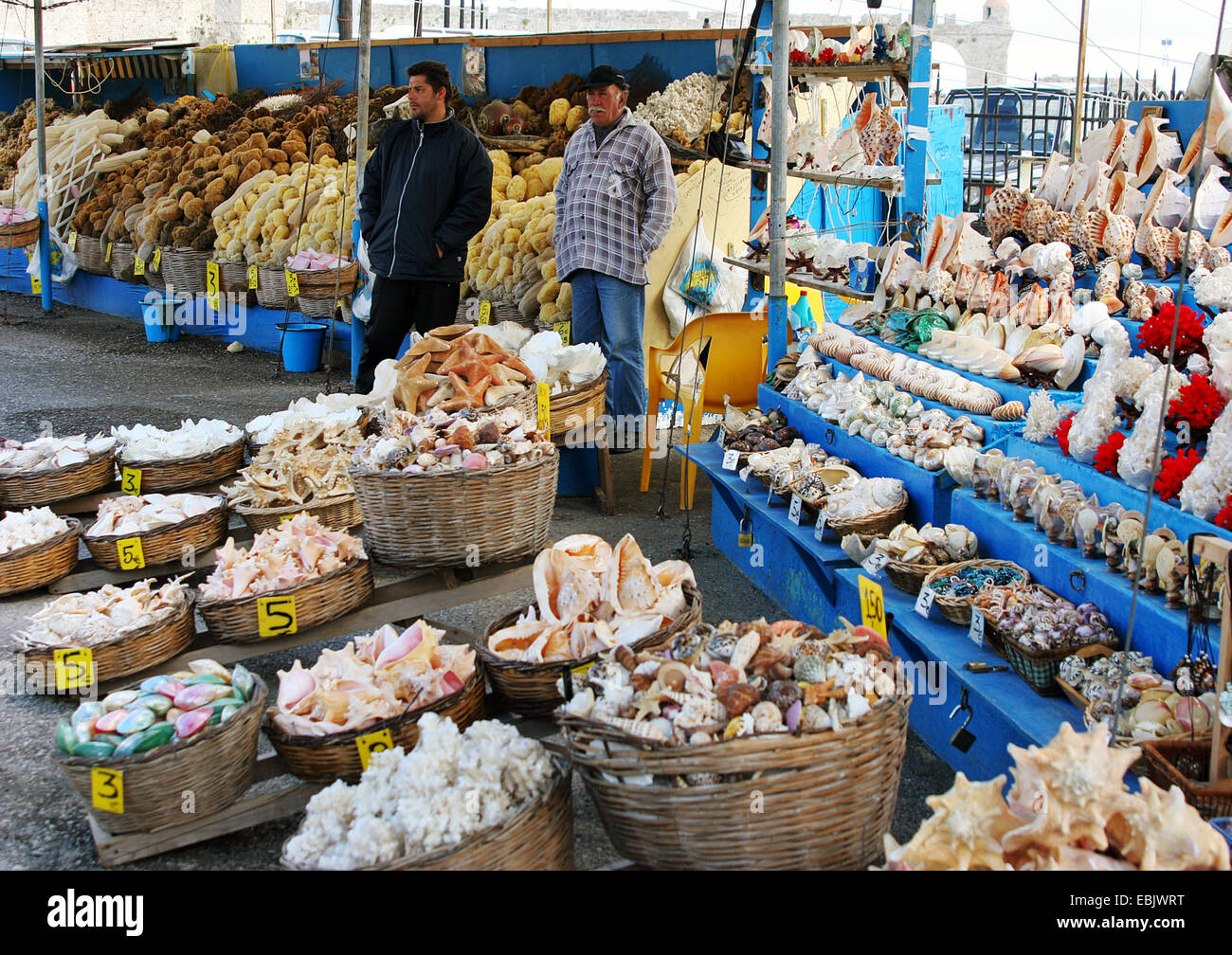 zwei Händler mit Souvenirs auf dem Markt, Griechenland, Rhodos ...