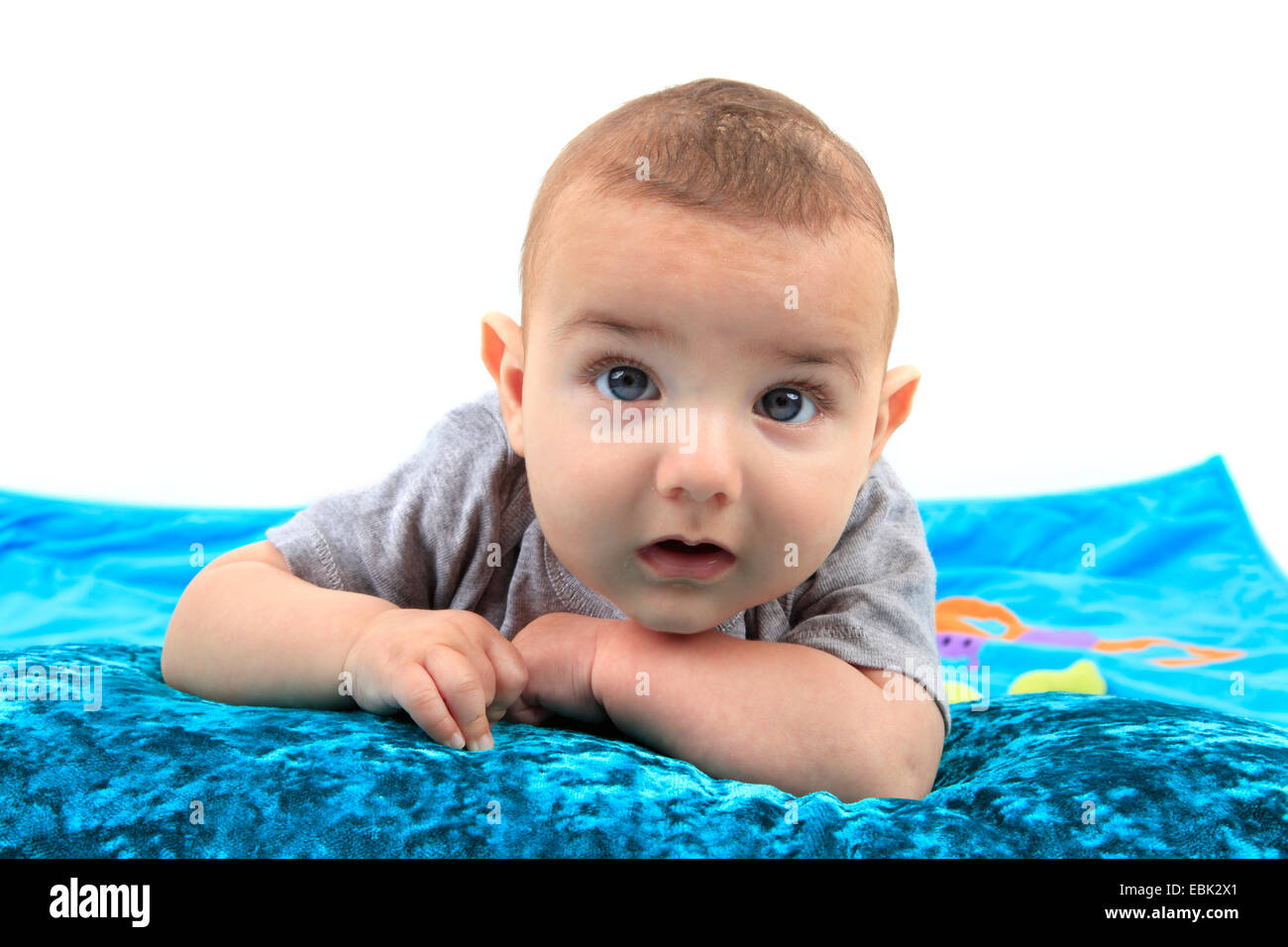 Junge Im Bett Liegend Auf Bauch Stockfotos und -bilder Kaufen - Alamy