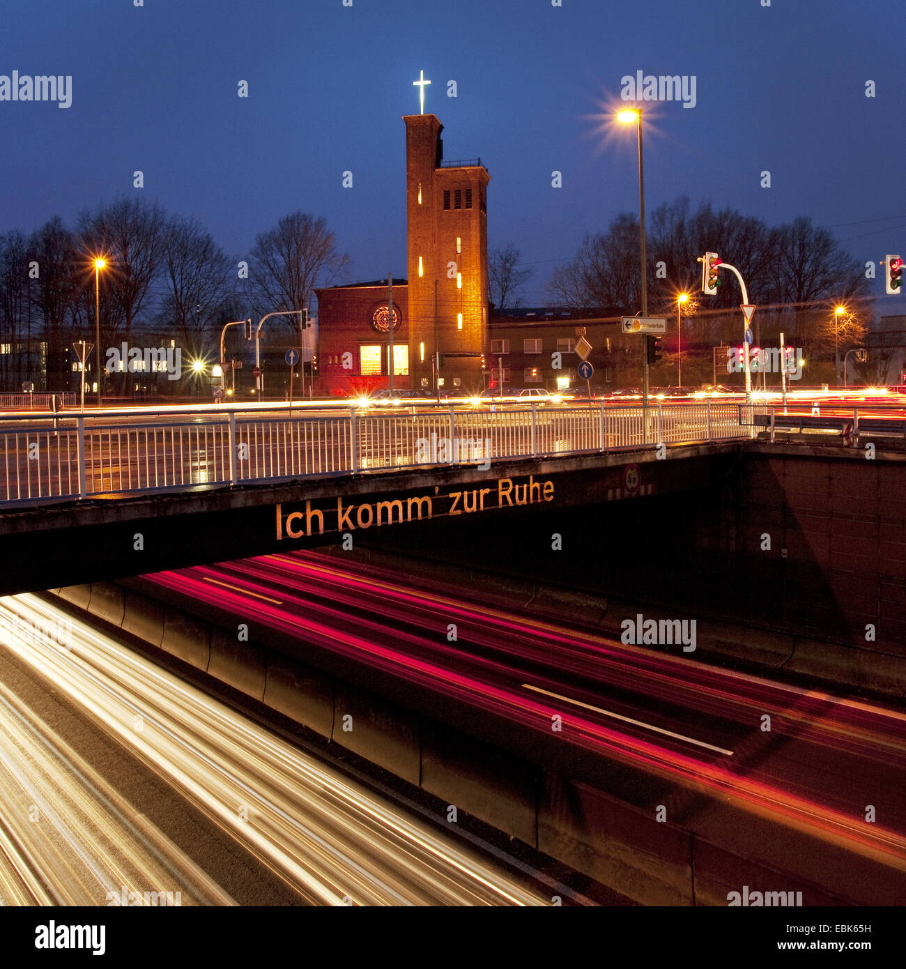Autobahn A40 mit hellen Streifen und Brücke mit der Aufschrift "Ich ...