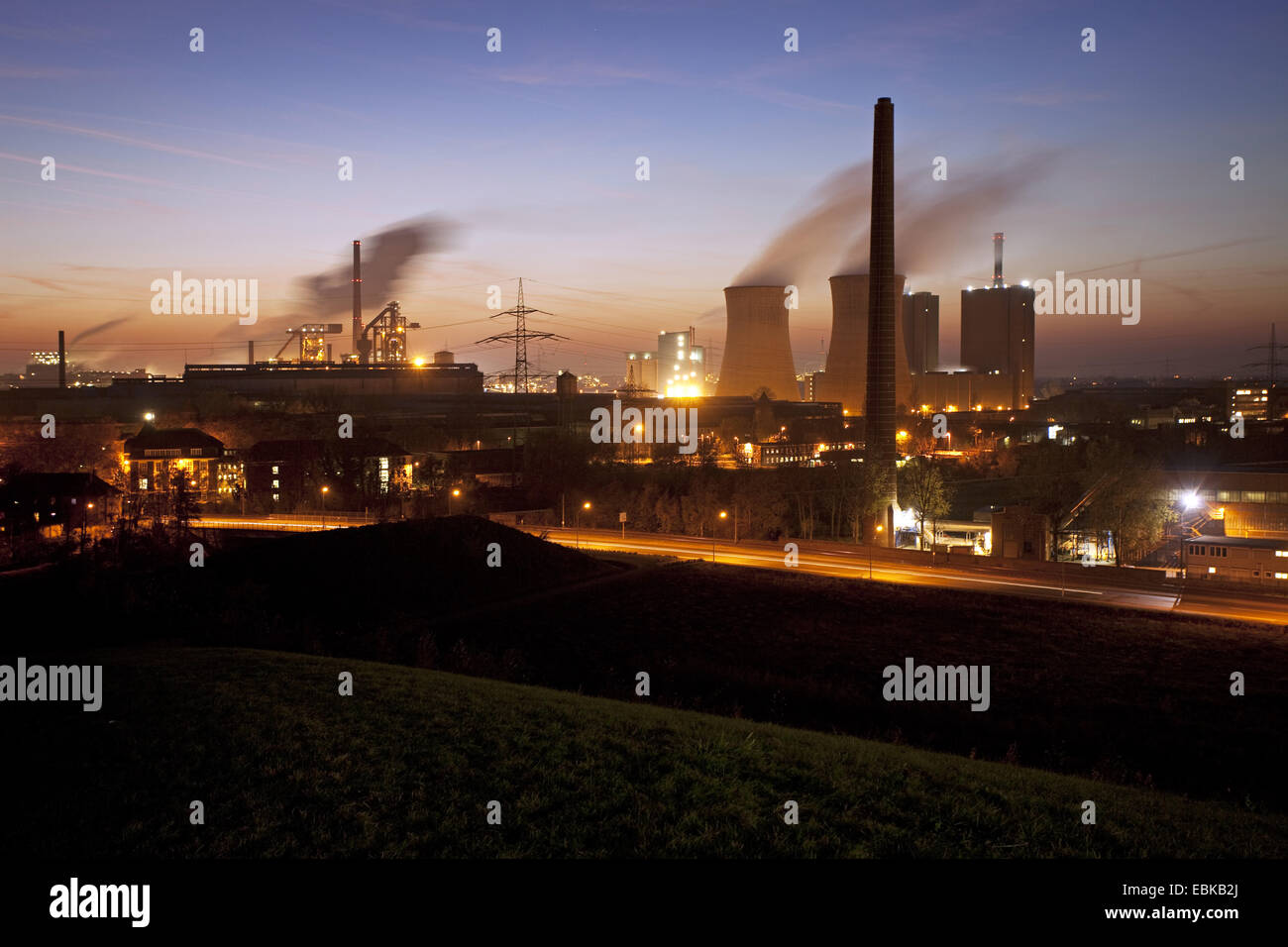 Blick vom Angerpark Halde, Hüttenwerke Krupp Mannesmann im Abendlicht ...
