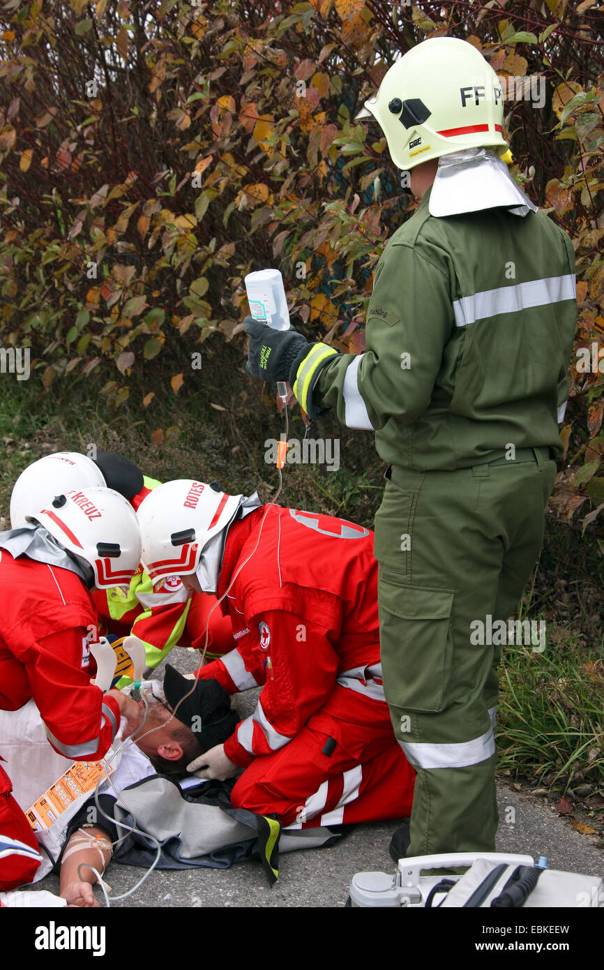 Ausbildung von Feuerwehr und Sanitäter bei einem Unfall mit ...